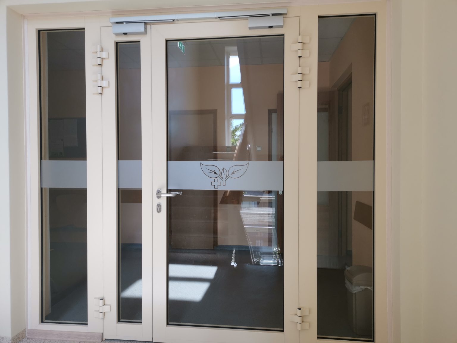PVC durvis ar stiklu - Logijums